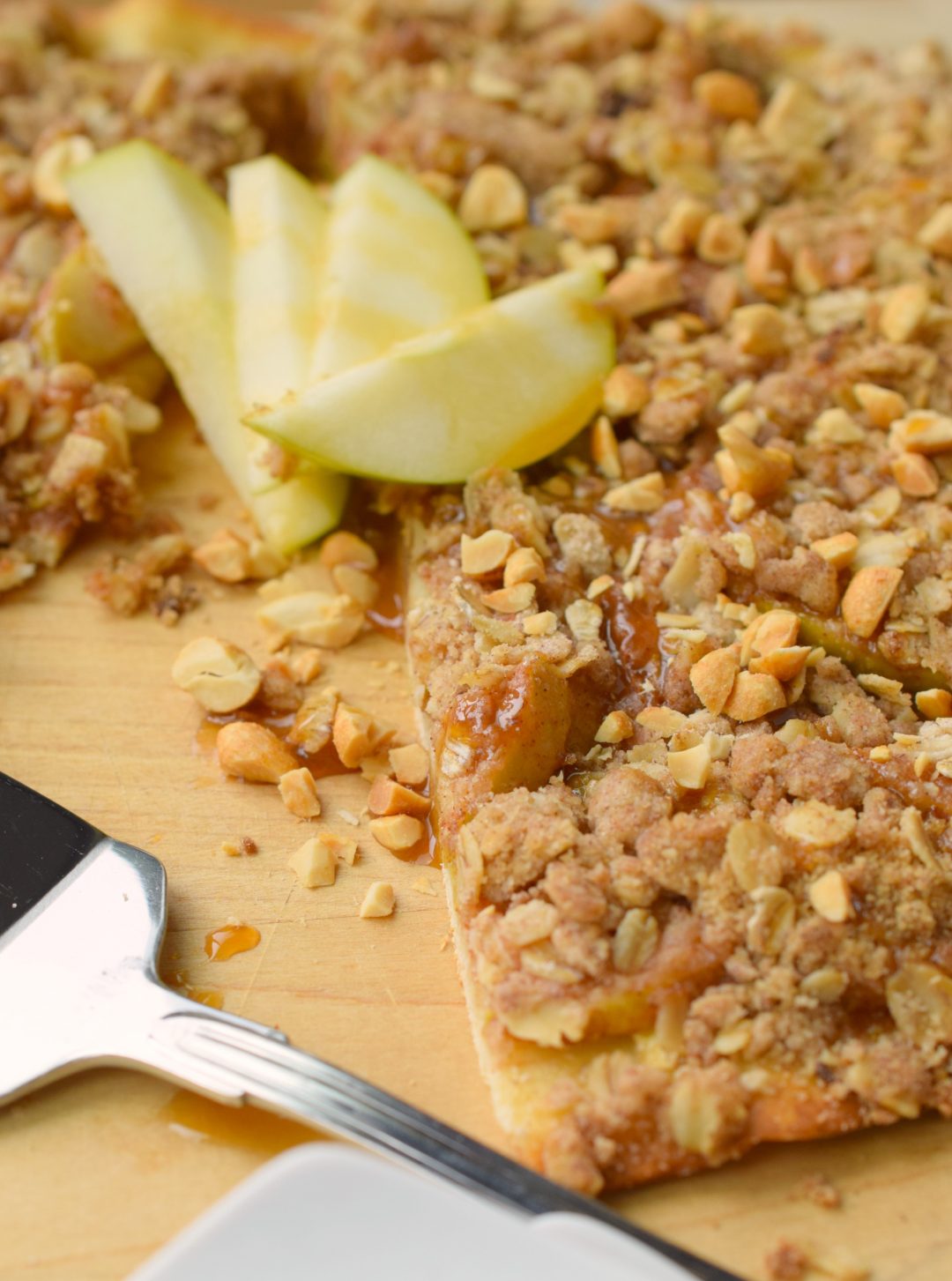 Salted Caramel Apple Pizza – Snacks and Sips